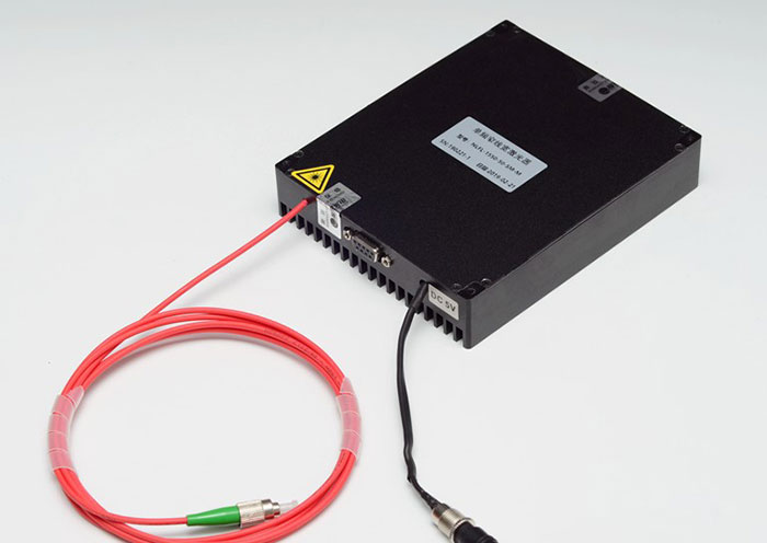 1570nm 10W 40dBm PM 섬유 결합 레이저 PM1550 Fiber Output FLH-1570-40-PM 데스크탑 유형
