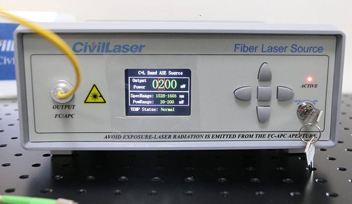 C+L 밴드 평탄도 6dB SM 파이버 ASE 광원 벤치탑 - 한국 레이저 뉴스 Korea Laser News